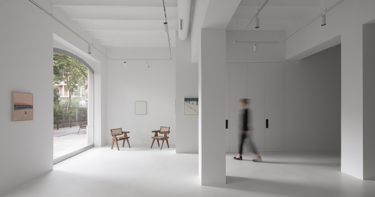See the Details Slowly Emerge in this Minimal Gallery in Barcelona | SPHERE